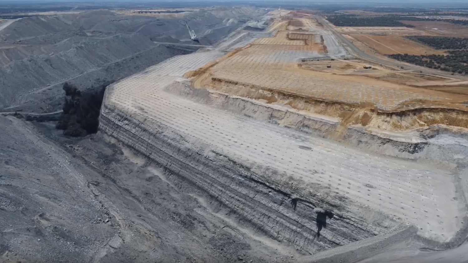 Caval Ridge sets world record for largest electronic blast | BHP